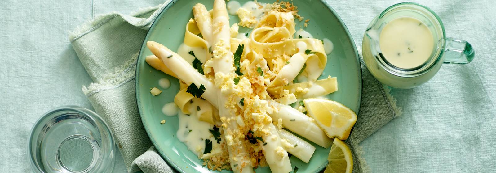 Witte asperges uit de oven met aspergesaus & eikruim recept ...