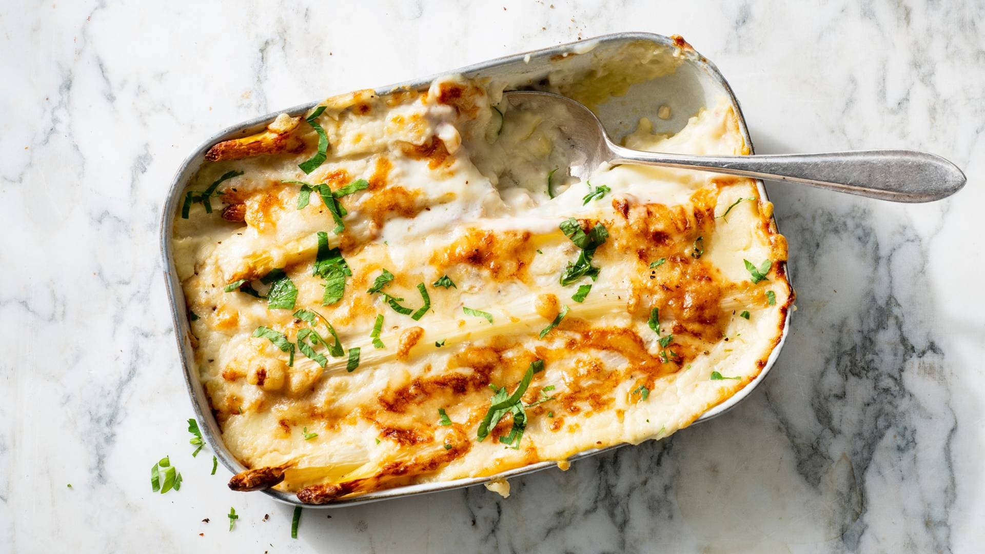 Witte asperges ovenschotel met carbonara-saus recept - Allerhande ...