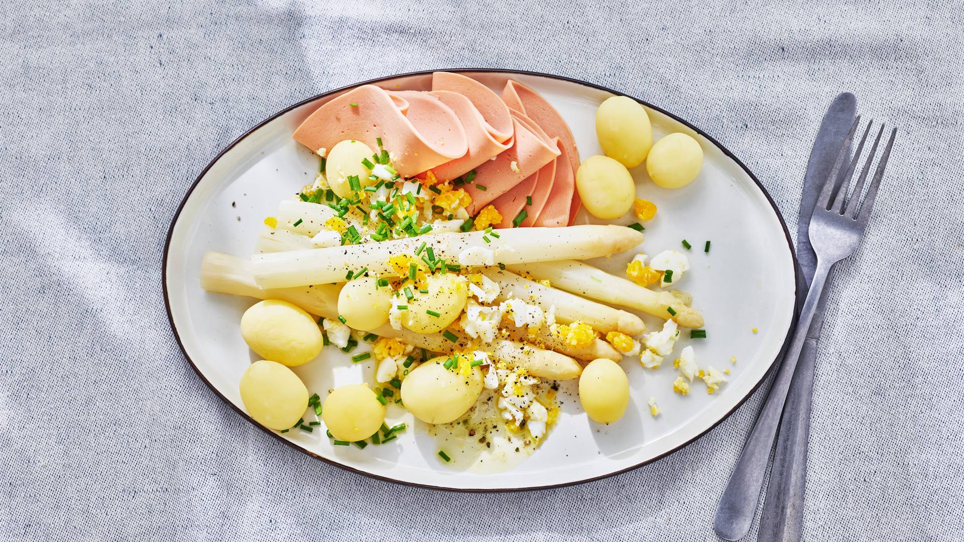 Asperges met vegan ham, krieltjes & ei recept - Allerhande | Albert Heijn