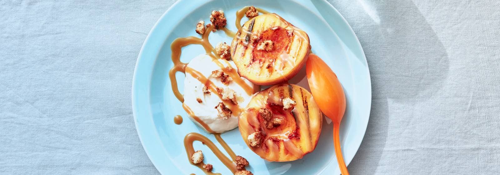 Gegrilde perzik met gezouten karamel recept - Allerhande | Albert Heijn ...