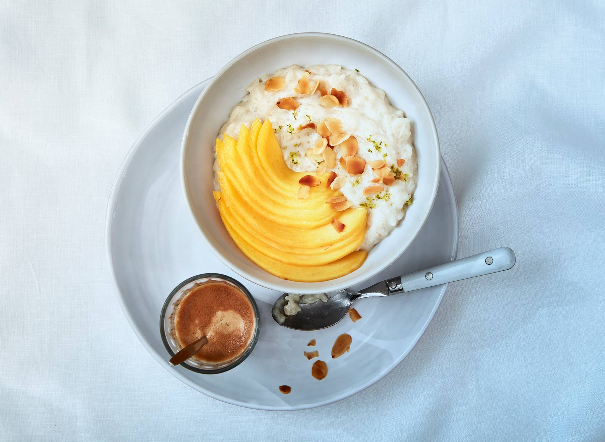 Rijstepap met kokosmelk, mango en amandel recept - Allerhande | Albert ...