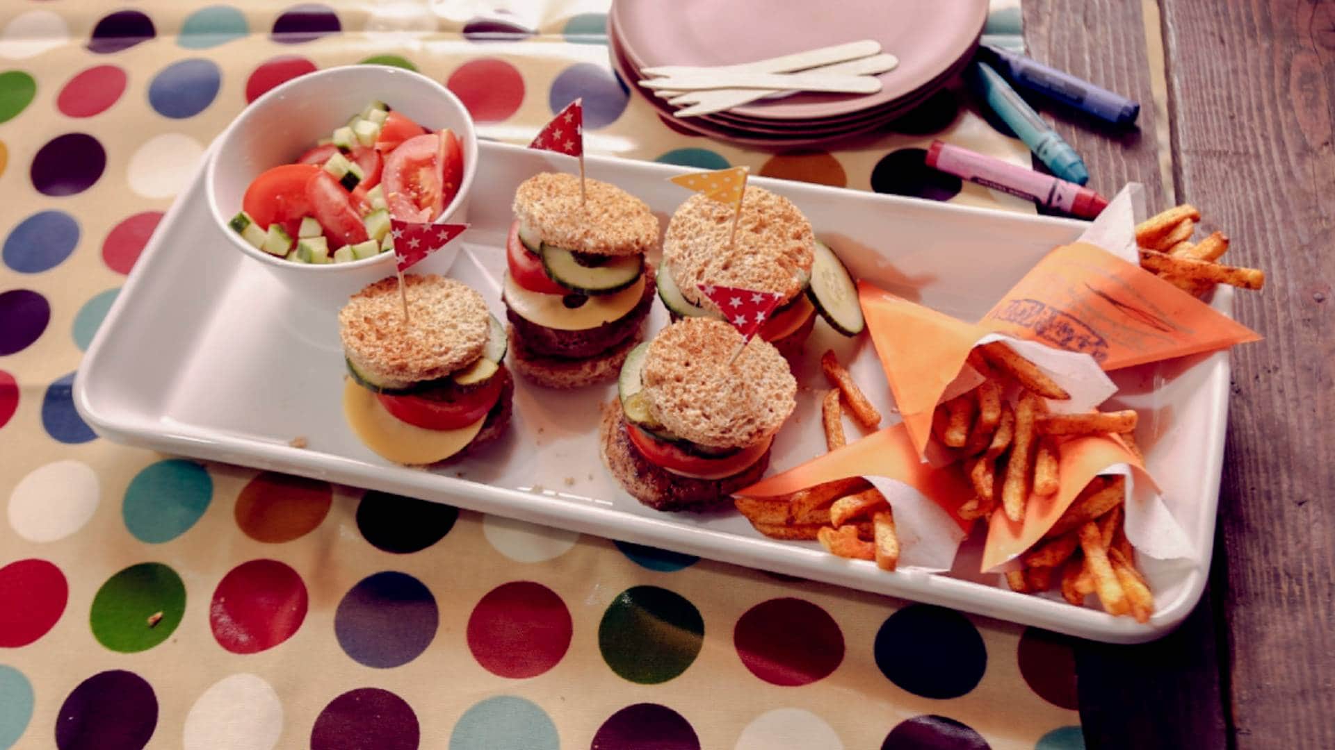 Mini hamburgertjes en mini puntzakje Franse friet recept - Allerhande ...