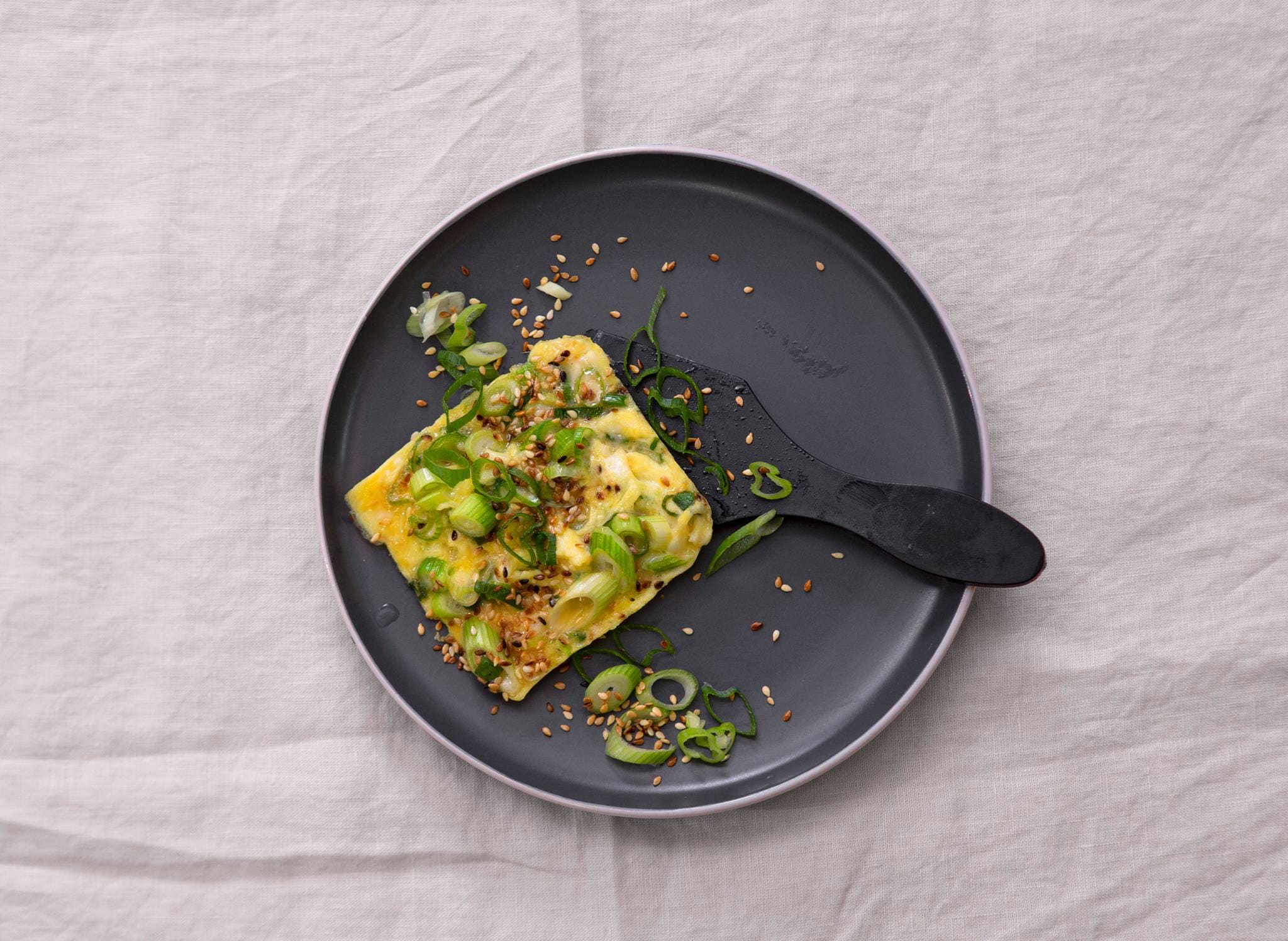 Gourmet-omelet met bosui en sesam recept - Allerhande | Albert Heijn