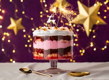 Minitrifle met rode bessen en suikerspin recept - Allerhande | Albert Heijn