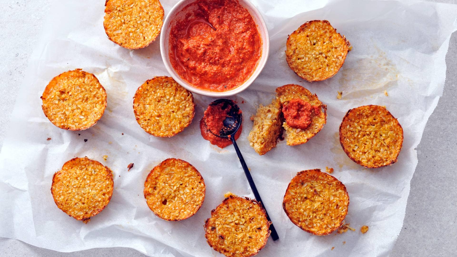 Bloemkool-snacks met cheddar en paprikadip recept - Allerhande | Albert ...