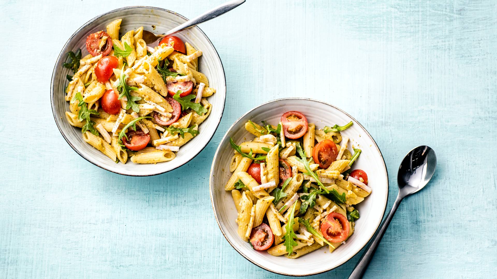 Pasta pesto met kip en tomaat recept - Allerhande | Albert Heijn