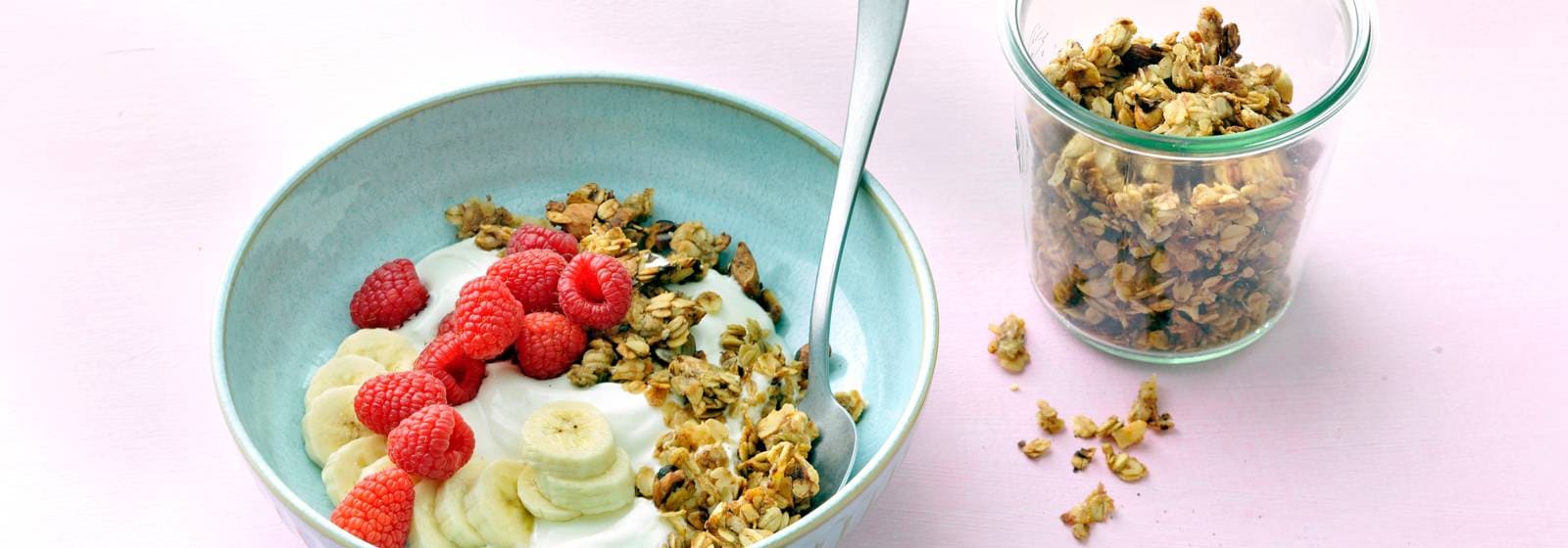 Magere kwark met volkorenhavervlokkengranola, banaan en frambozen ...