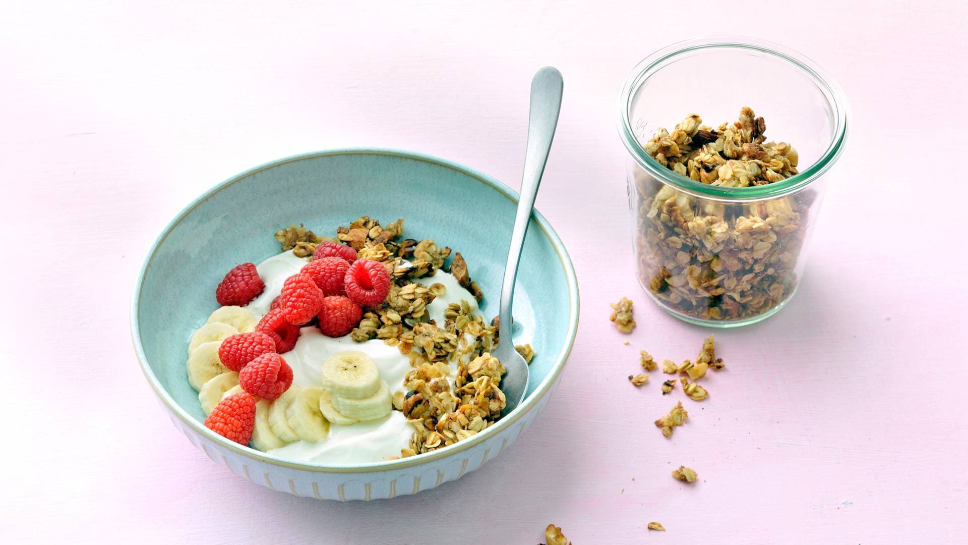 Magere kwark met volkorenhavervlokkengranola, banaan en frambozen ...