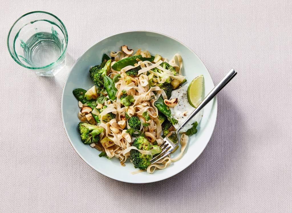 Roerbak met broccoli, peultjes, zilvervliesrijstnoedels en ...