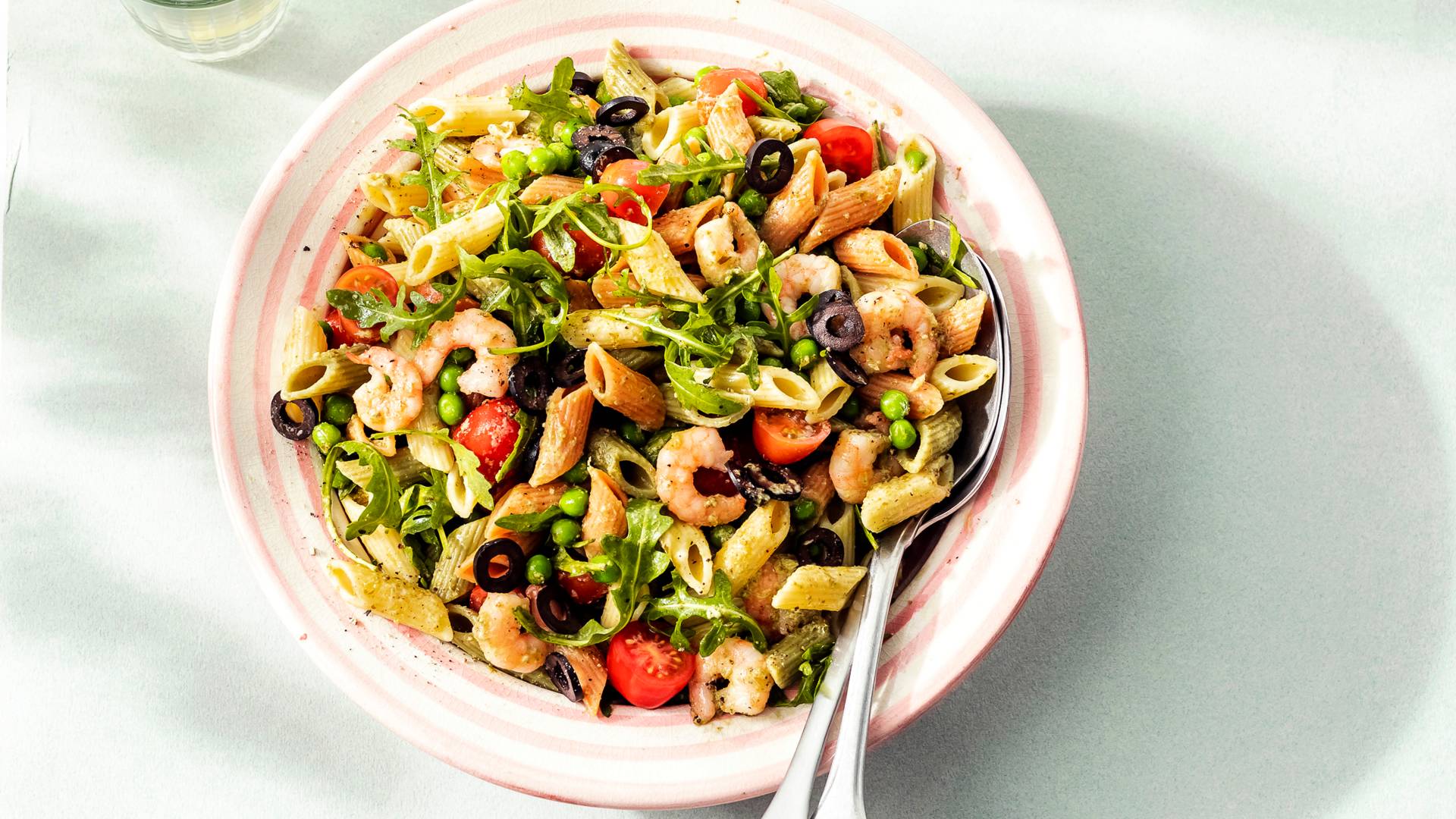 Pastasalade met pesto en garnalen recept - Allerhande | Albert Heijn