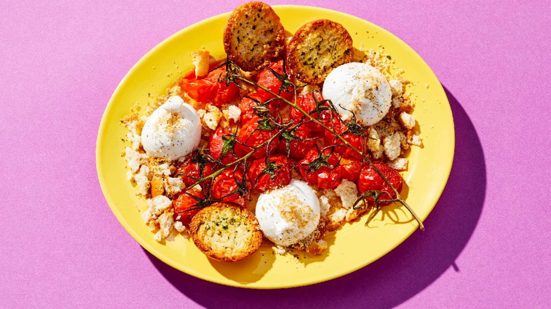 Mini-burrata met gegrilde trostomaatjes en knoflooktoast recept ...