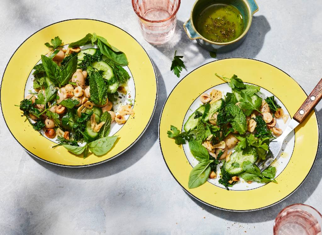 Tuinkruidensalade met crispy knoflook recept - Allerhande | Albert Heijn