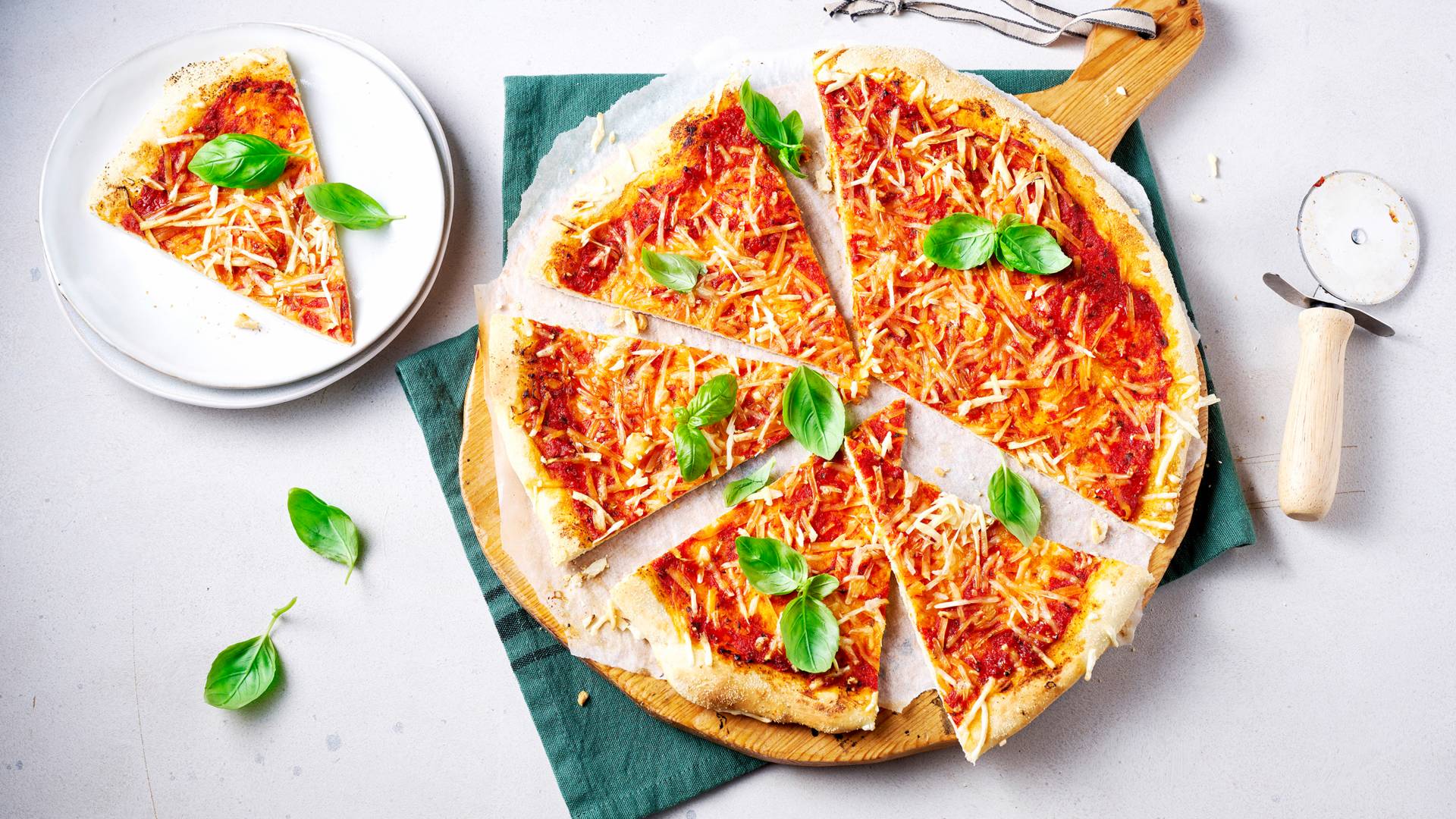 Vegan pizza 'Margherita' recept - Allerhande | Albert Heijn