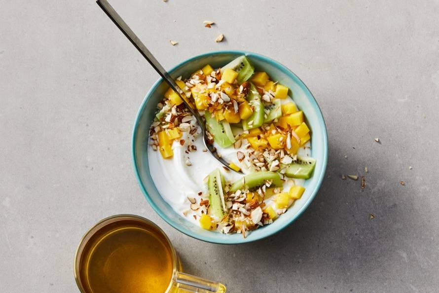 Magere kwark met mango, kiwi en amandelen recept - Allerhande | Albert ...