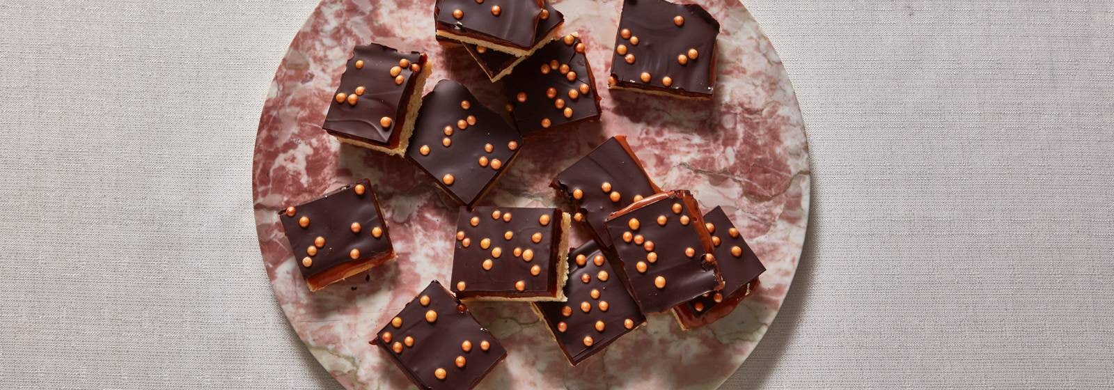 Feestelijke millionaire's shortbread recept - Allerhande | Albert Heijn