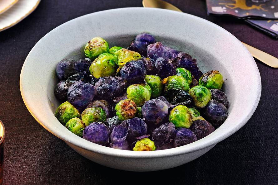 Geroerbakte paarse en groene spruiten met knoflook recept - Allerhande ...