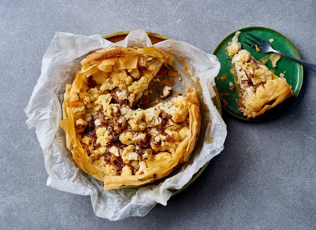Hartige taart van filodeeg met rode ui, bloemkool en geitenkaas recept ...