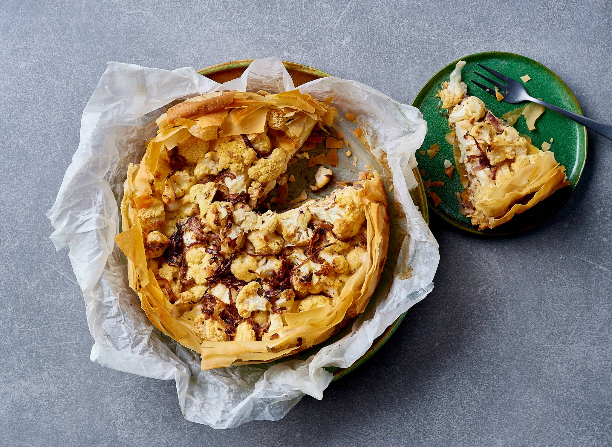 Hartige taart van filodeeg met rode ui, bloemkool en geitenkaas recept ...