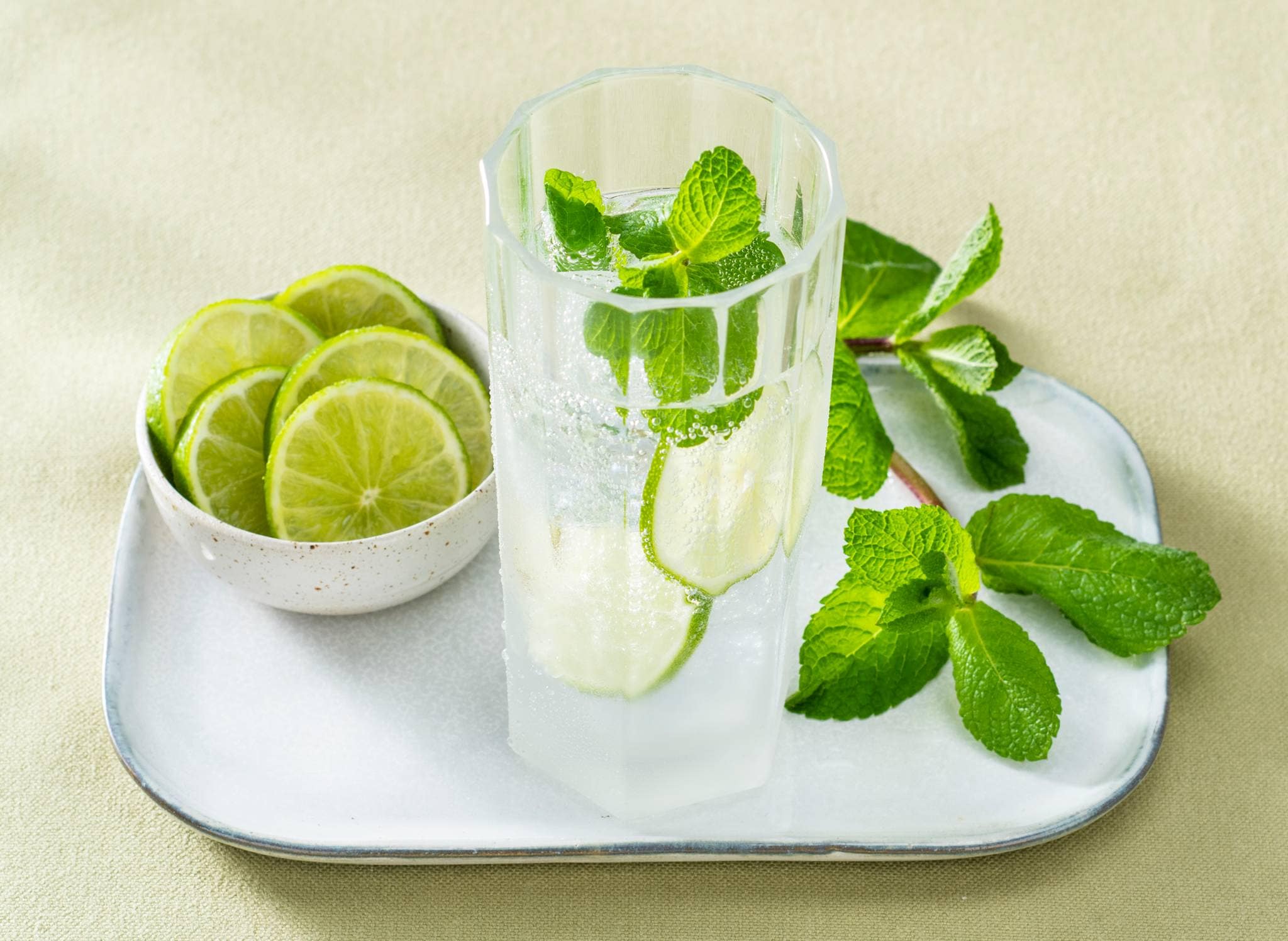 Hard seltzer limoen en munt recept - Allerhande | Albert Heijn België