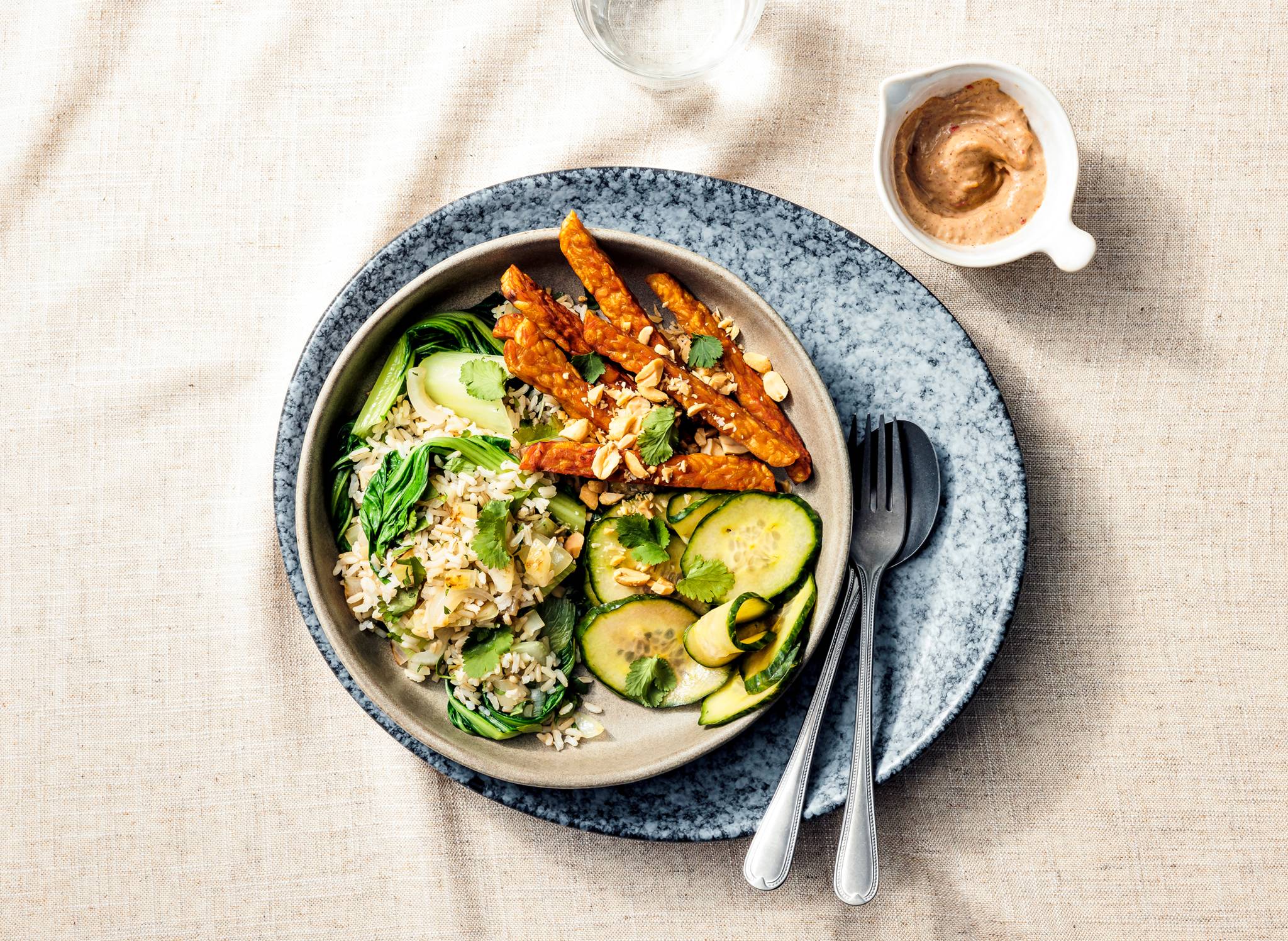 Gebakken tempeh in chili-pindasaus met paksoi en koriander-rijst recept ...
