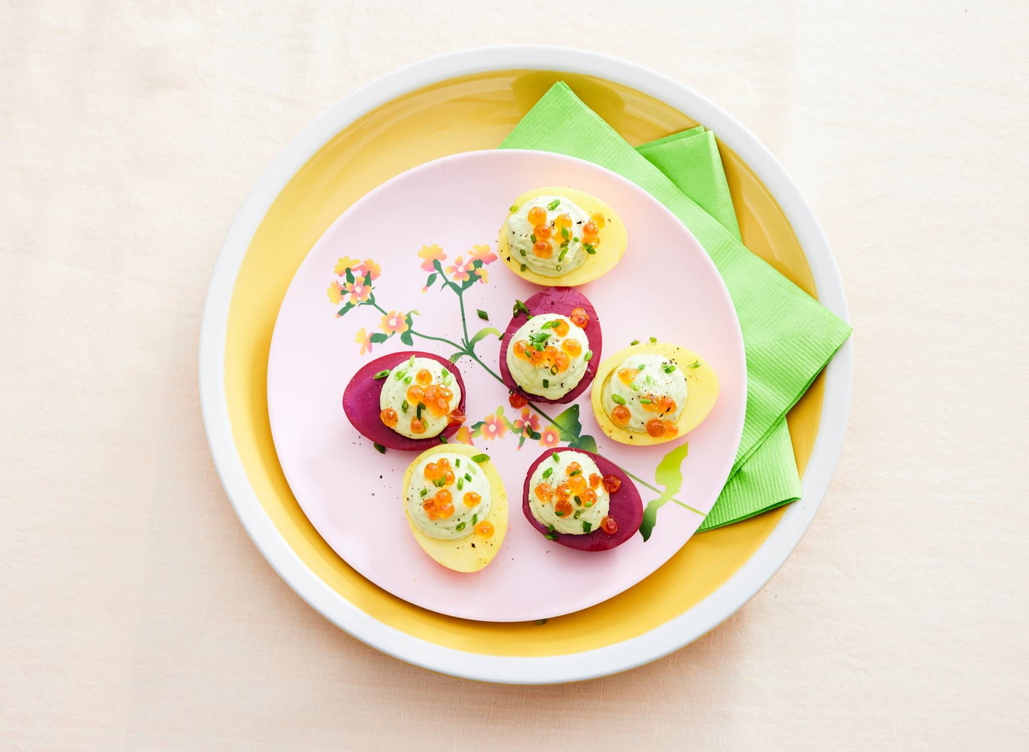 Roze en gele gevulde eieren recept - Allerhande | Albert Heijn