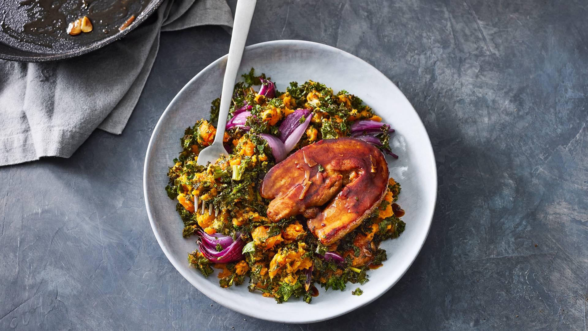 Boerenkoolstamppot met sticky speklapjes recept - Allerhande | Albert Heijn België