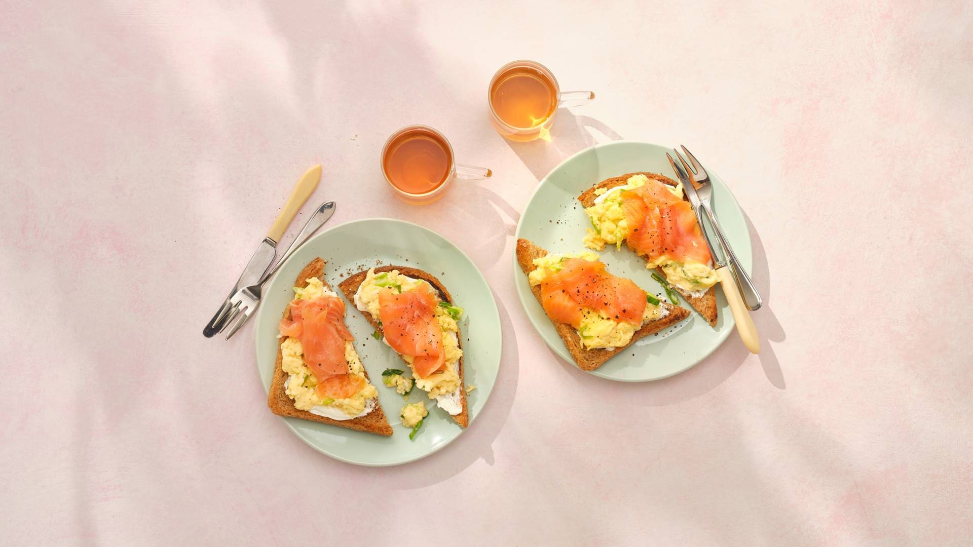 Toast met roerei en gerookte zalm recept - Allerhande | Albert Heijn