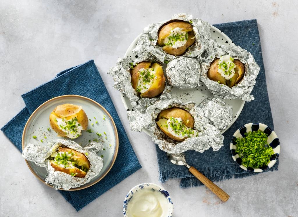 Gepofte aardappel met zure room recept - Allerhande | Albert Heijn België