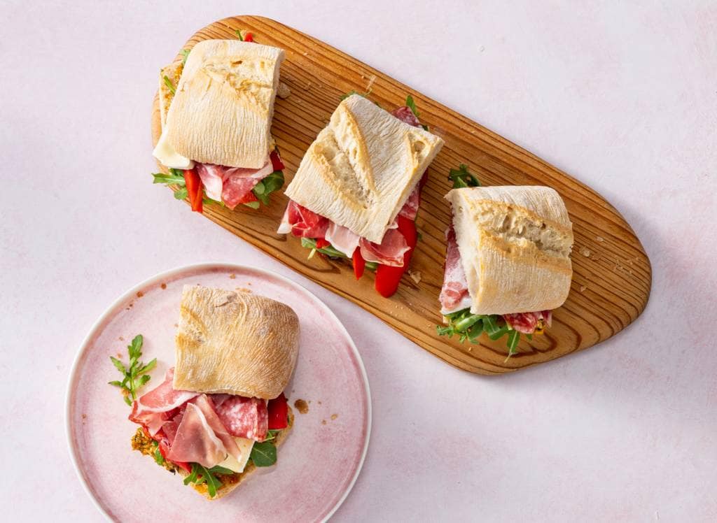 Sandwich met ham, salami, paprika en brie recept - Allerhande | Albert ...