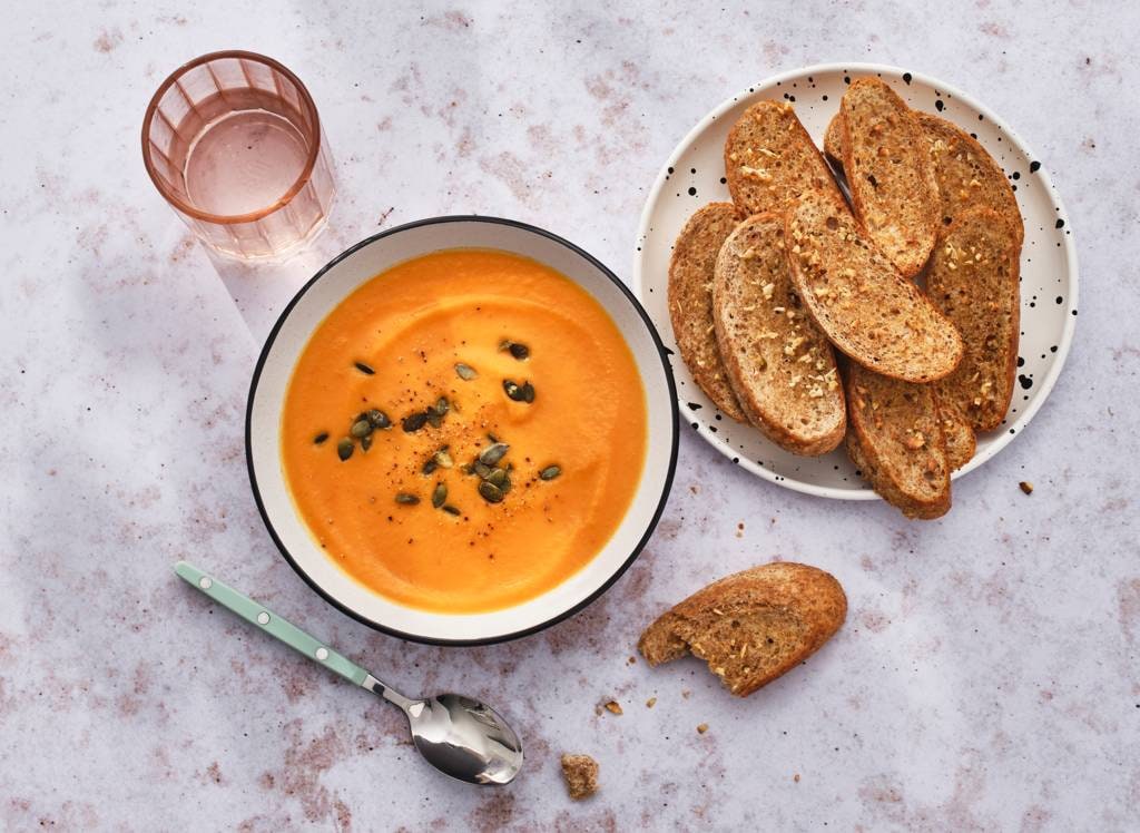 Vegan pompoensoep met volkoren toast recept - Allerhande | Albert Heijn
