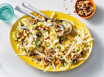 Witlofsalade met bleekselderij, appel, walnoten en oude kaas van Hugo ...