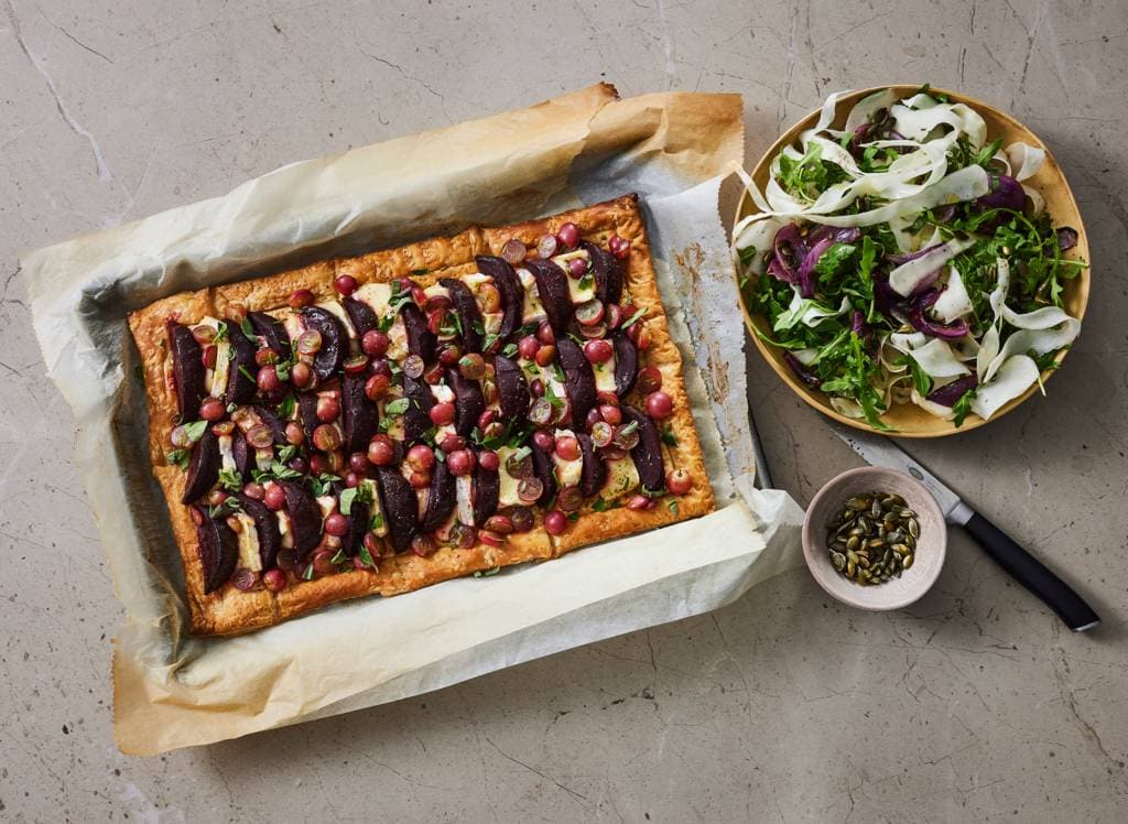 Plaattaart met rode biet, druiven, brie en pastinaaksalade recept ...