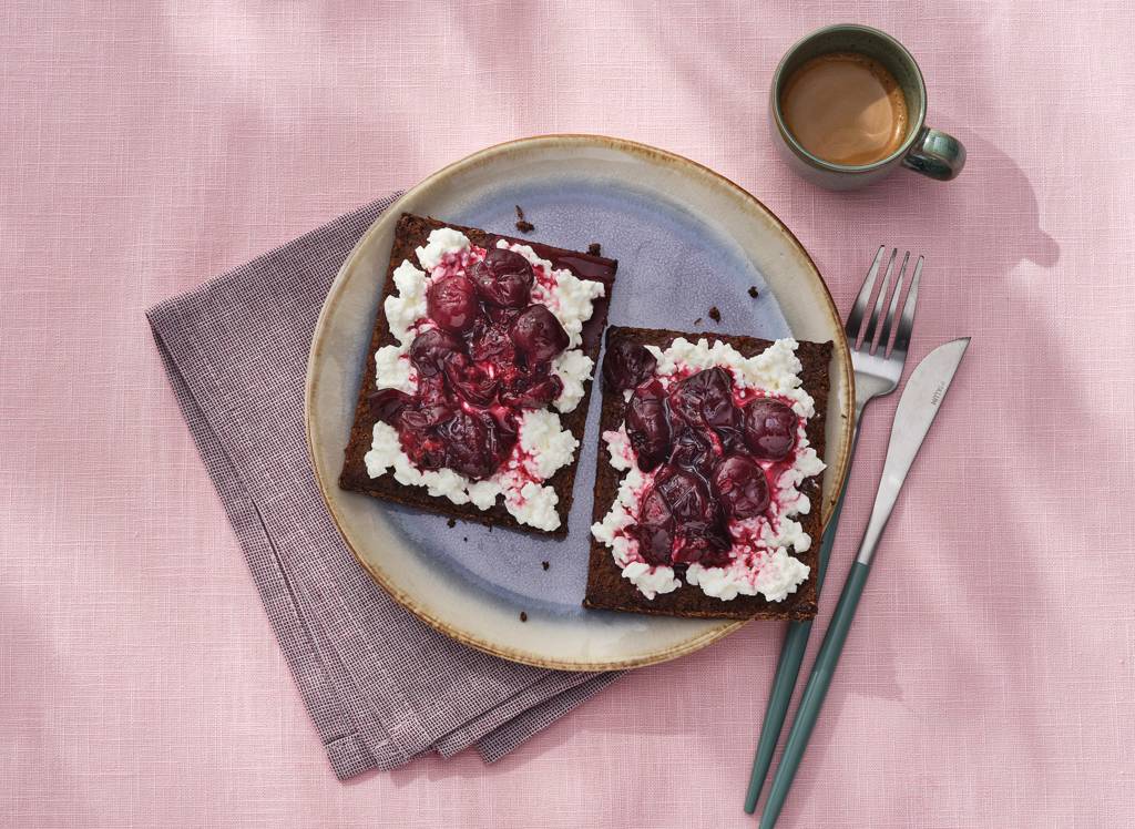 Roggebrood met cottagecheese en kersen recept - Allerhande | Albert Heijn
