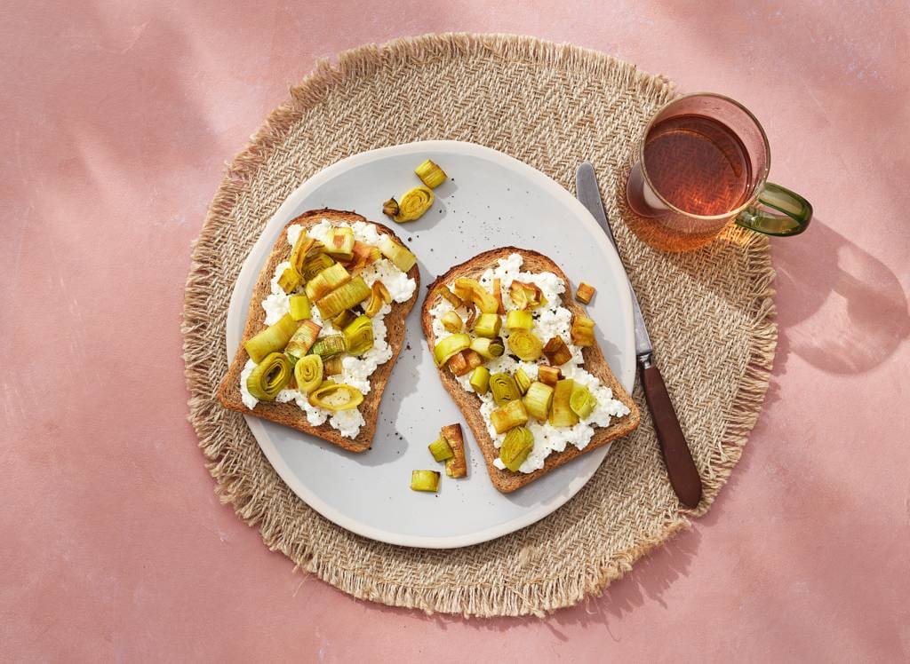 Volkorentoast met cottagecheese en geroosterde prei recept - Allerhande ...