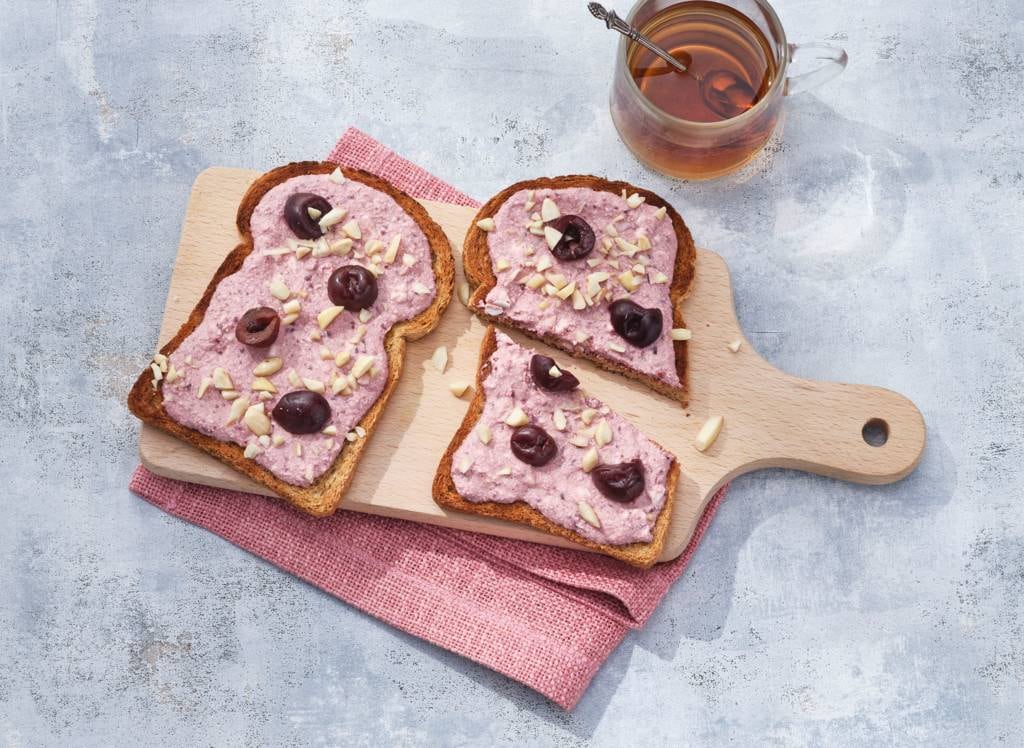 Toast met kersenspread en amandelen recept - Allerhande | Albert Heijn