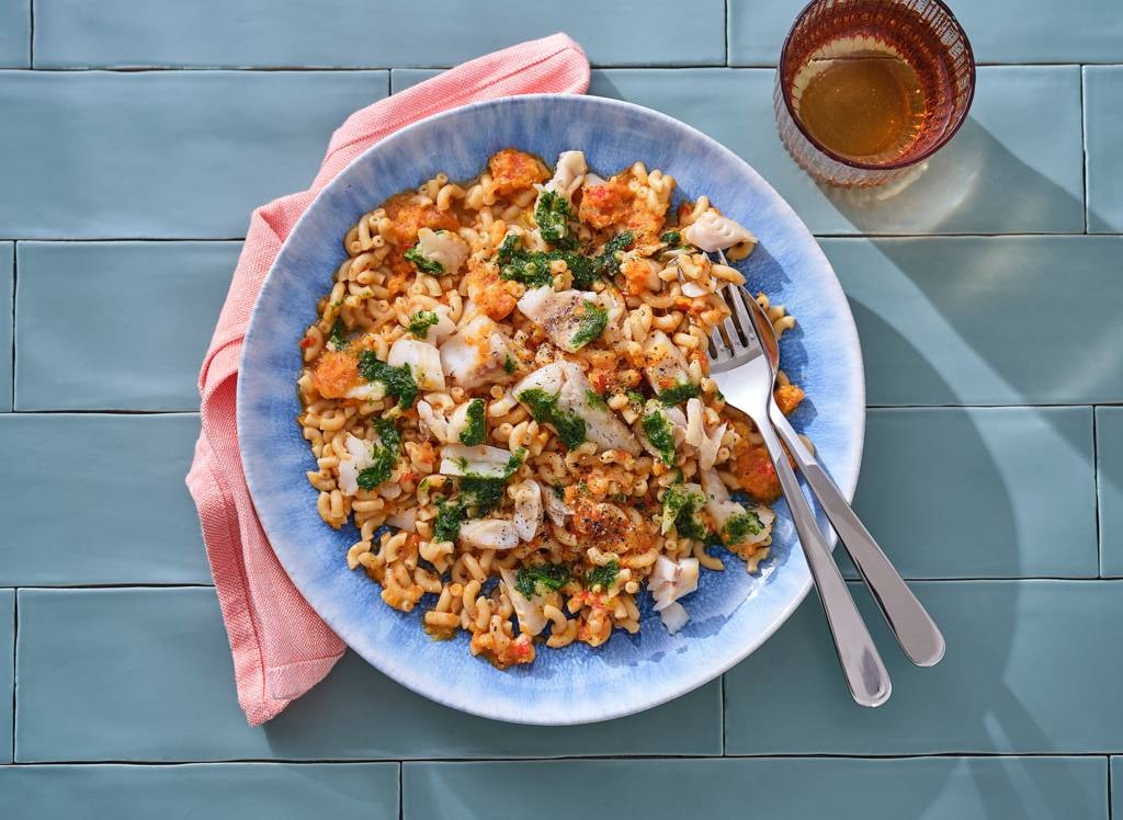 Macaroni met geroosterde paprikasaus en vis recept - Allerhande ...