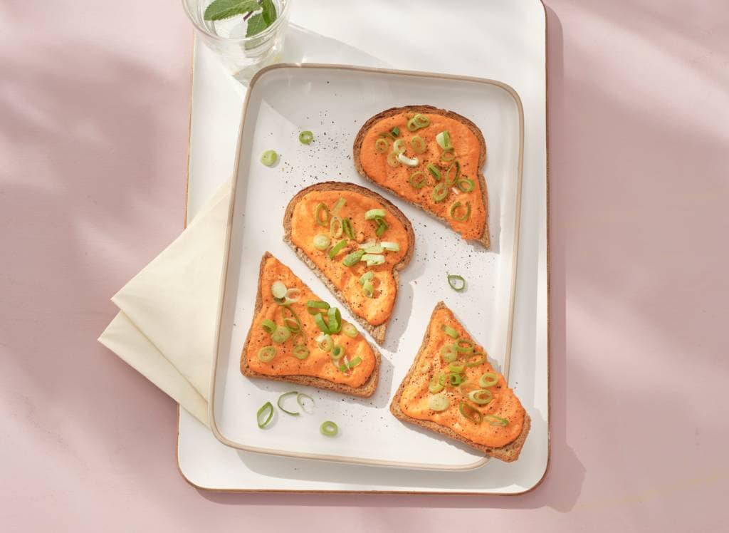 Toast met muhammara en bosui recept - Allerhande | Albert Heijn