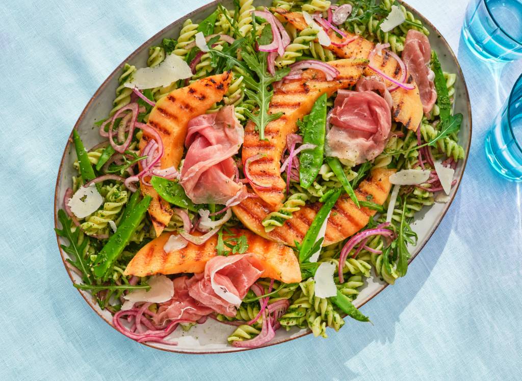 Pastasalade met gegrilde meloen, rauwe ham, peultjes en rucola recept ...