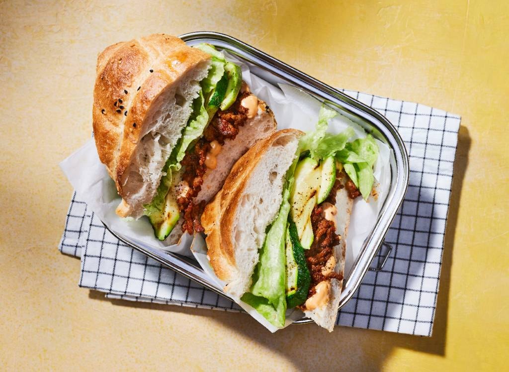 Turks brood met gehakt, courgette en harissamayo recept - Allerhande ...