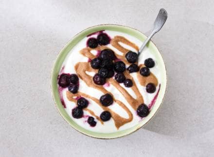 Yoghurt met blauwe bessen en pindakaas recept - Allerhande | Albert Heijn