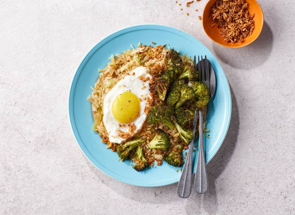 Gebakken rijst met ei en geroosterde broccoli recept - Allerhande ...
