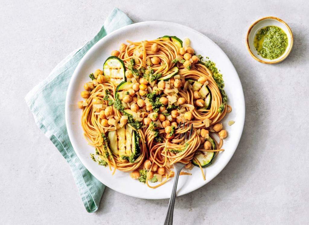 Traybake met groenten, aardappel en muntolie recept - Allerhande ...