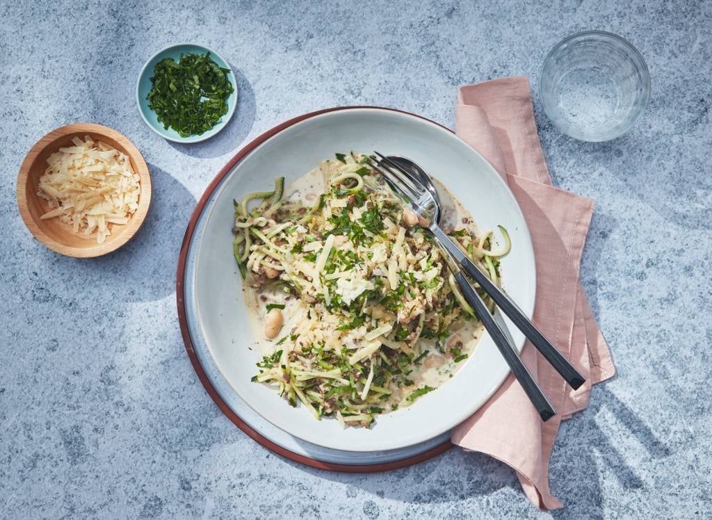 Romige courgettespaghetti met paddenstoelengehakt en peterselie recept ...