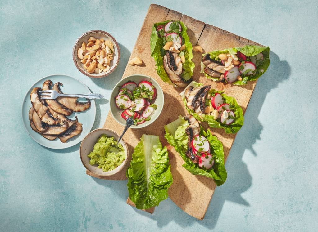 Sla-wraps met gegrilde portobello avocado en radijs-koriandersalsa ...