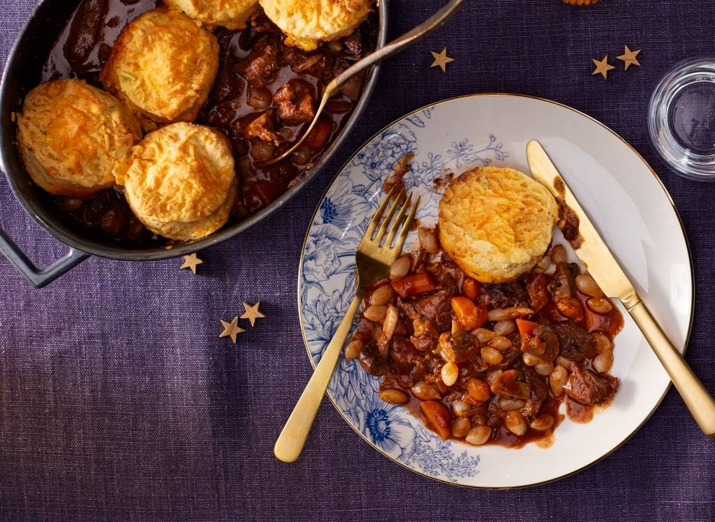 Runderstoof met zilveruitjes en kaasscones recept - Allerhande | Albert ...