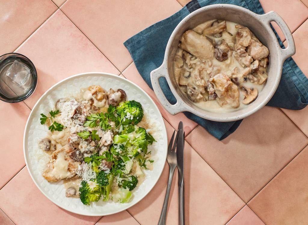 Kippendij in romige champignonsaus en gekookte broccoli recept ...