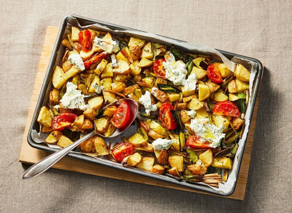 Traybake aardappel, tomaat, prei en witte kaas recept - Allerhande ...
