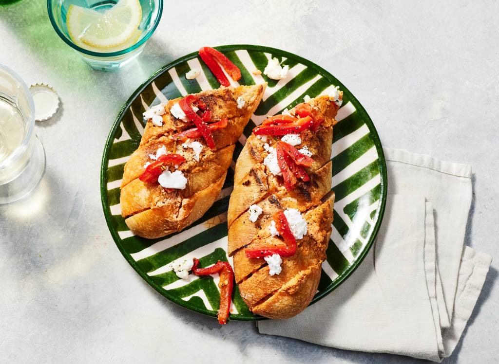 BBQ-stokbroodje met paprika-fetaboter recept - Allerhande | Albert Heijn