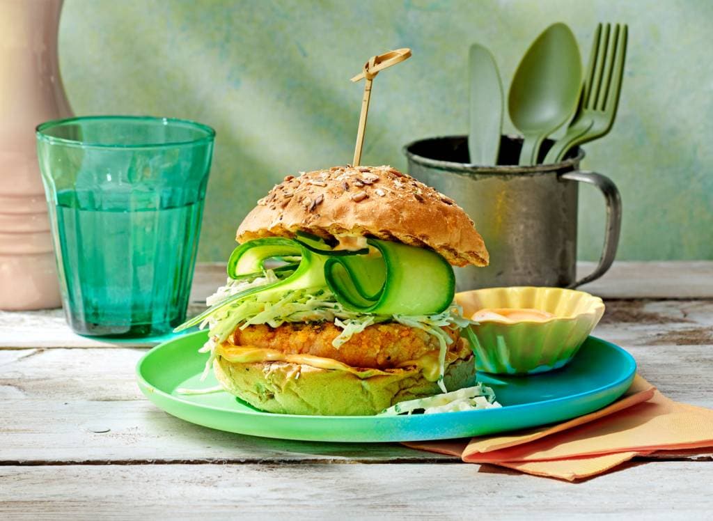 BBQ-visburger met spitskool, wortel en srirachamayo recept - Allerhande ...
