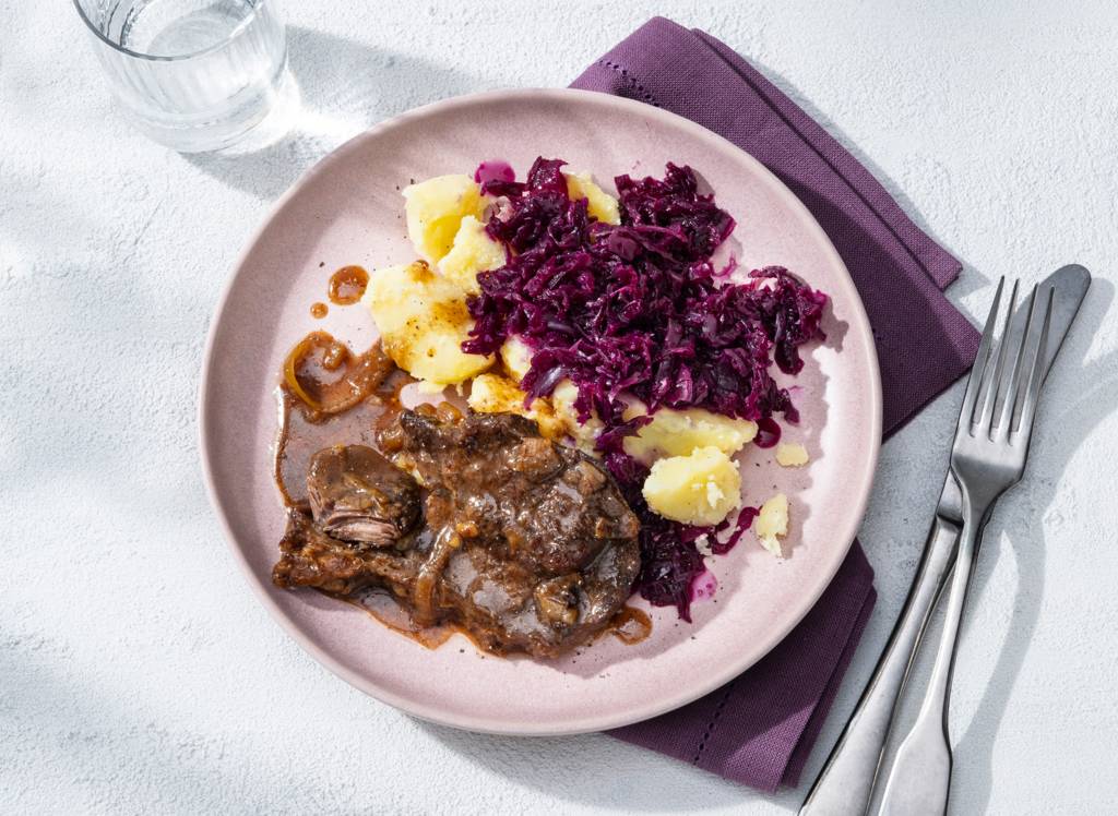 Sudderlapjes met rode kool en aardappelen recept - Allerhande | Albert ...